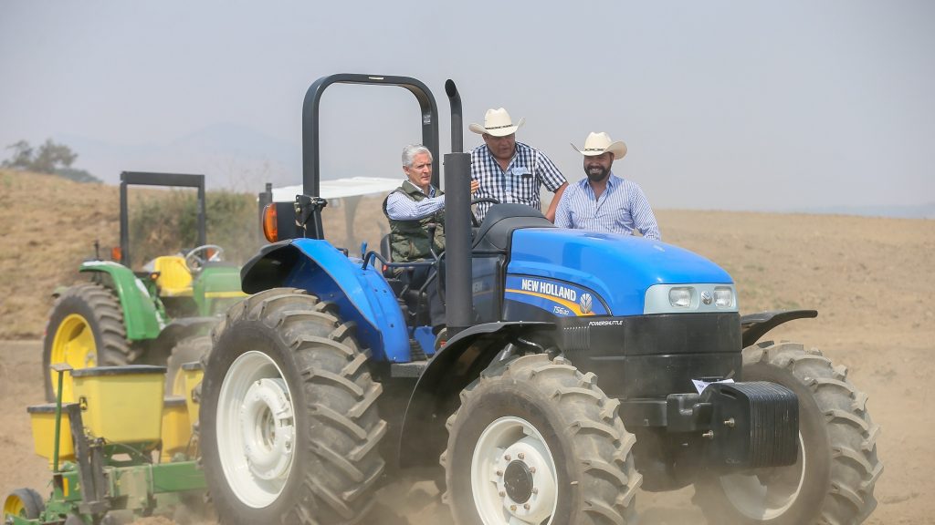 Entregan tractores – Diario Basta!