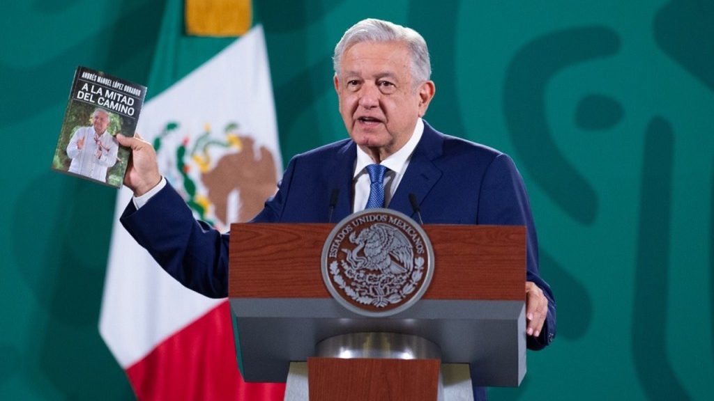 Presume AMLO que su libro es el más vendido; recibirá regalías – Diario ...