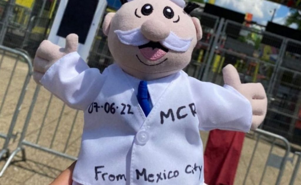 ¿Por qué se comenzó a lanzar peluches del Dr. Simi en conciertos ...
