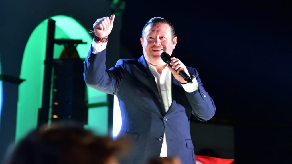 Quijano se da vida de millonario – Diario Basta!