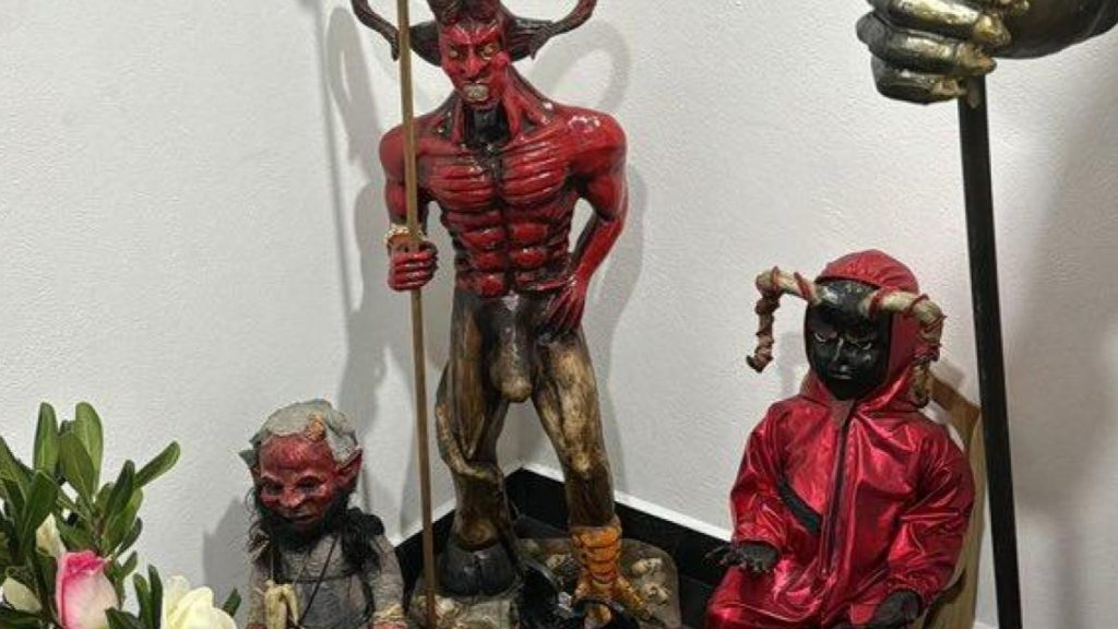 Catean “narcocasa” en CDMX y encuentran un gran culto a Satanás ...